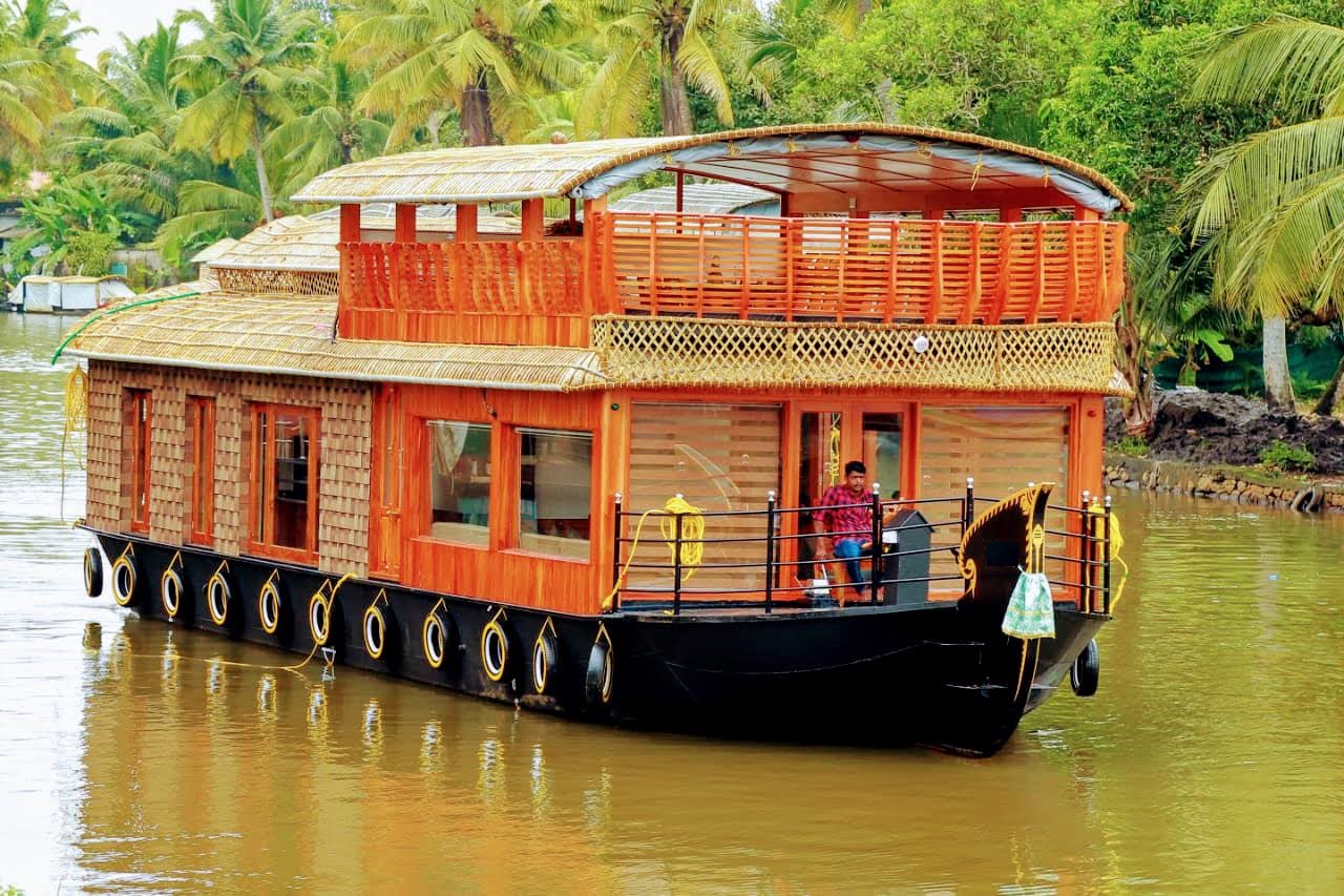 1 Bedroom Premium Houseboat with Upperdeck - Kumarakom Houseboat Club